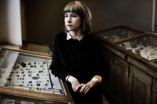 Anmeldelse af Amalie Smith: HUS / HAV. Et videoværk | Litteratursiden